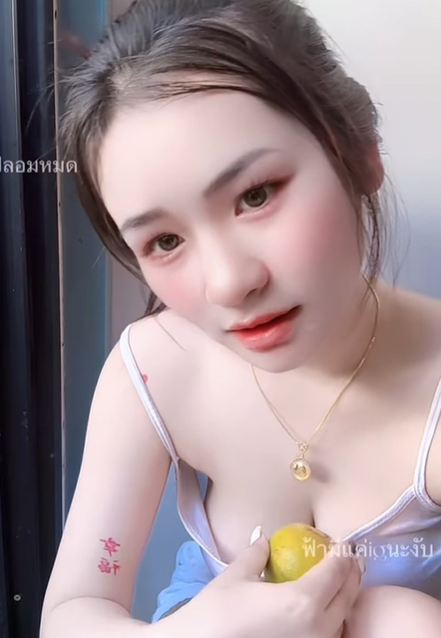 Vanfah น้องแว่นฟ้า สวยฮอตความเซ็กซี่ ขวัญใจหนุ่มๆ